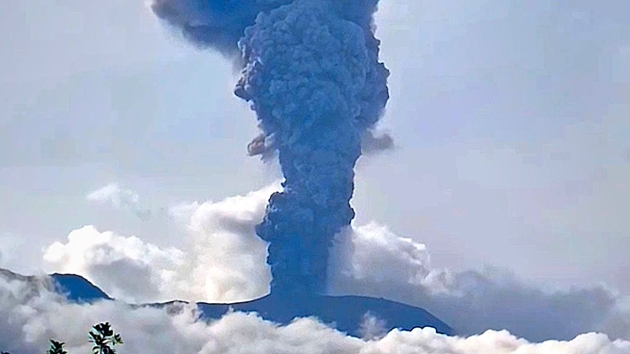 These are images of Indonesia's most active volcano spewing a dense ...