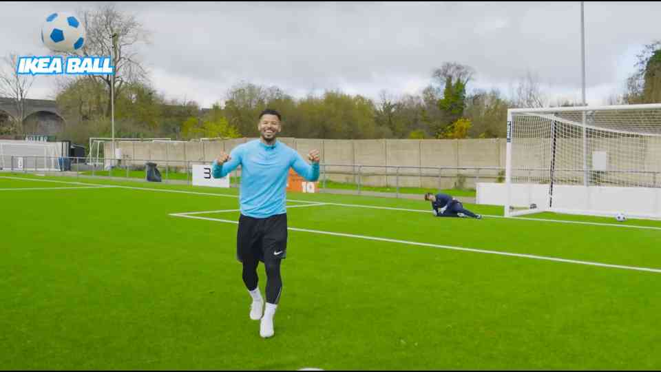 Can one player control multiple footballs at once?