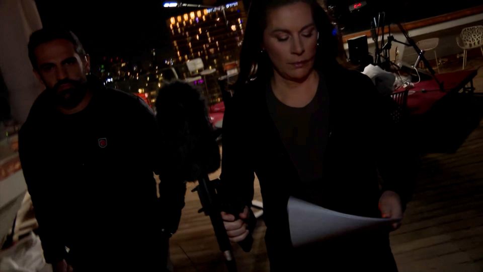 Presentadora de CNN continúa transmisión en vivo desde un refugio ...