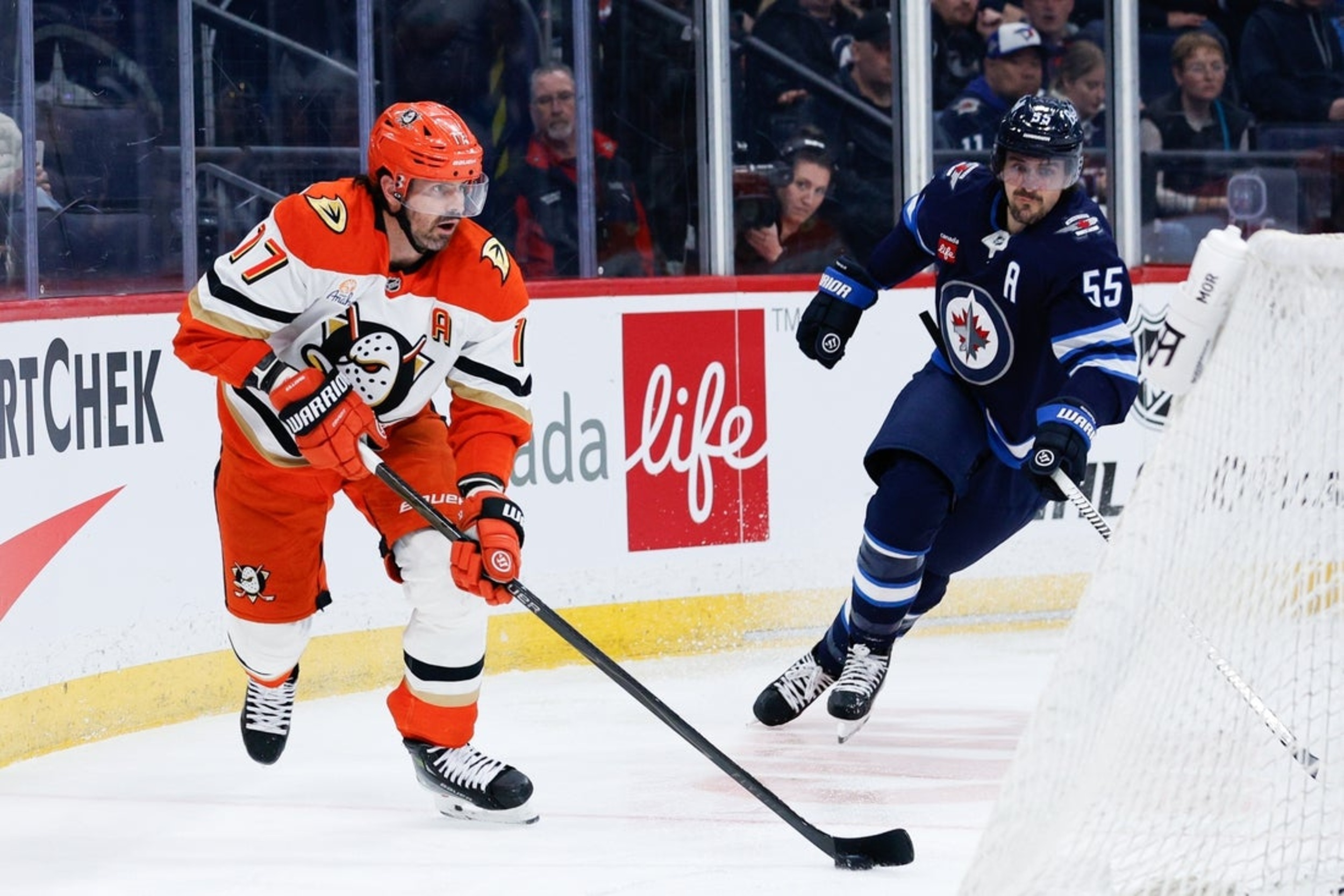 Pacific-leading Ducks eager to extend Maple Leafs' losing streak