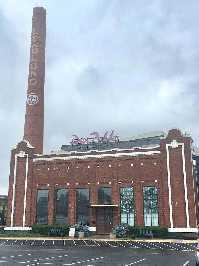 This person eats at the last locations of nearly defunct restaurant chains