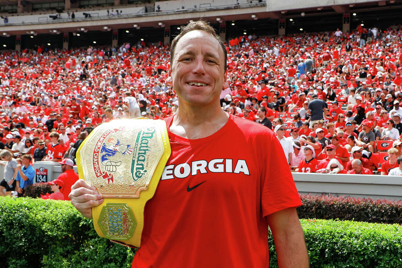 Joey Chestnut shows off 'reverse fold' eating technique with Frank Pepe's