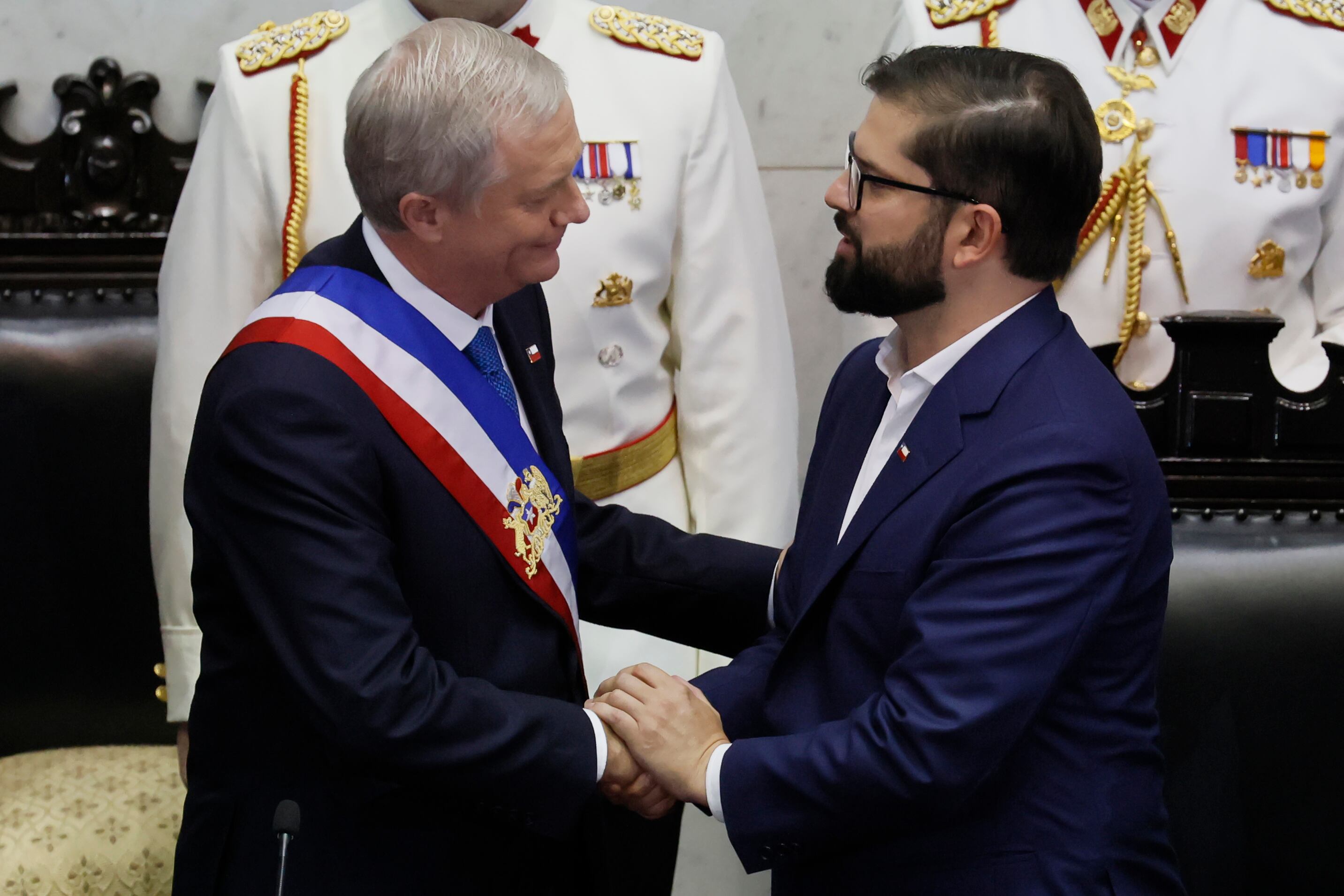 Señales, gestos y simbolismos del cambio de mando entre Boric y Kast
