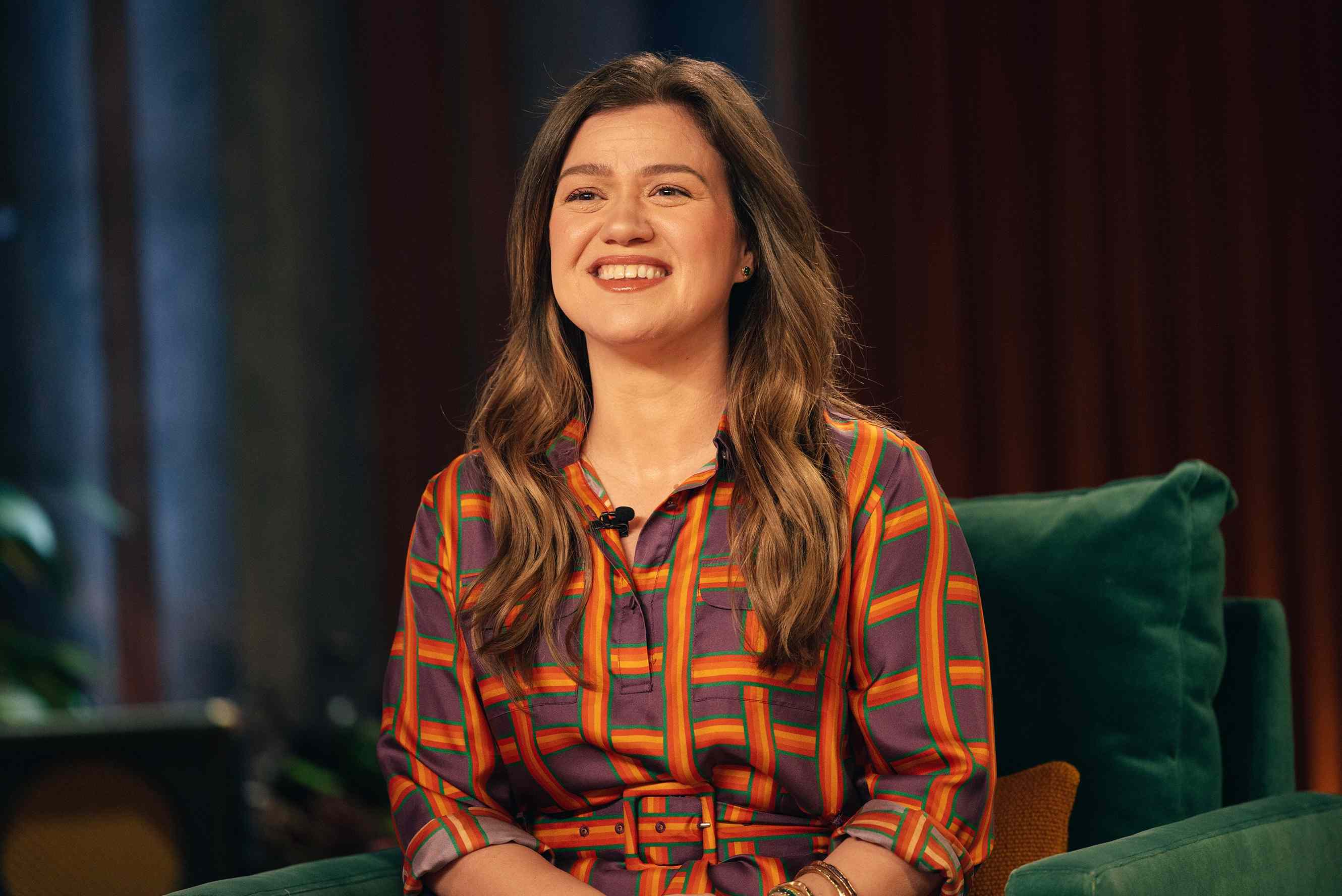 Kelly Clarkson fights back tears as she reflects on her talk show ...