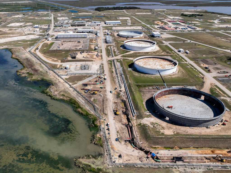US oil reserves near 40-year low at 365 million barrels