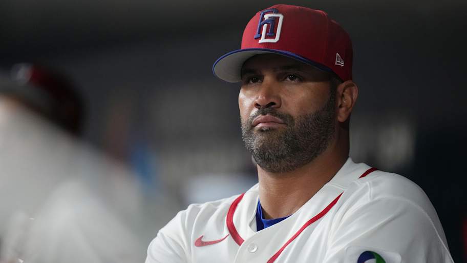 Former Cardinals legend flexes his hitting prowess even after retirement
