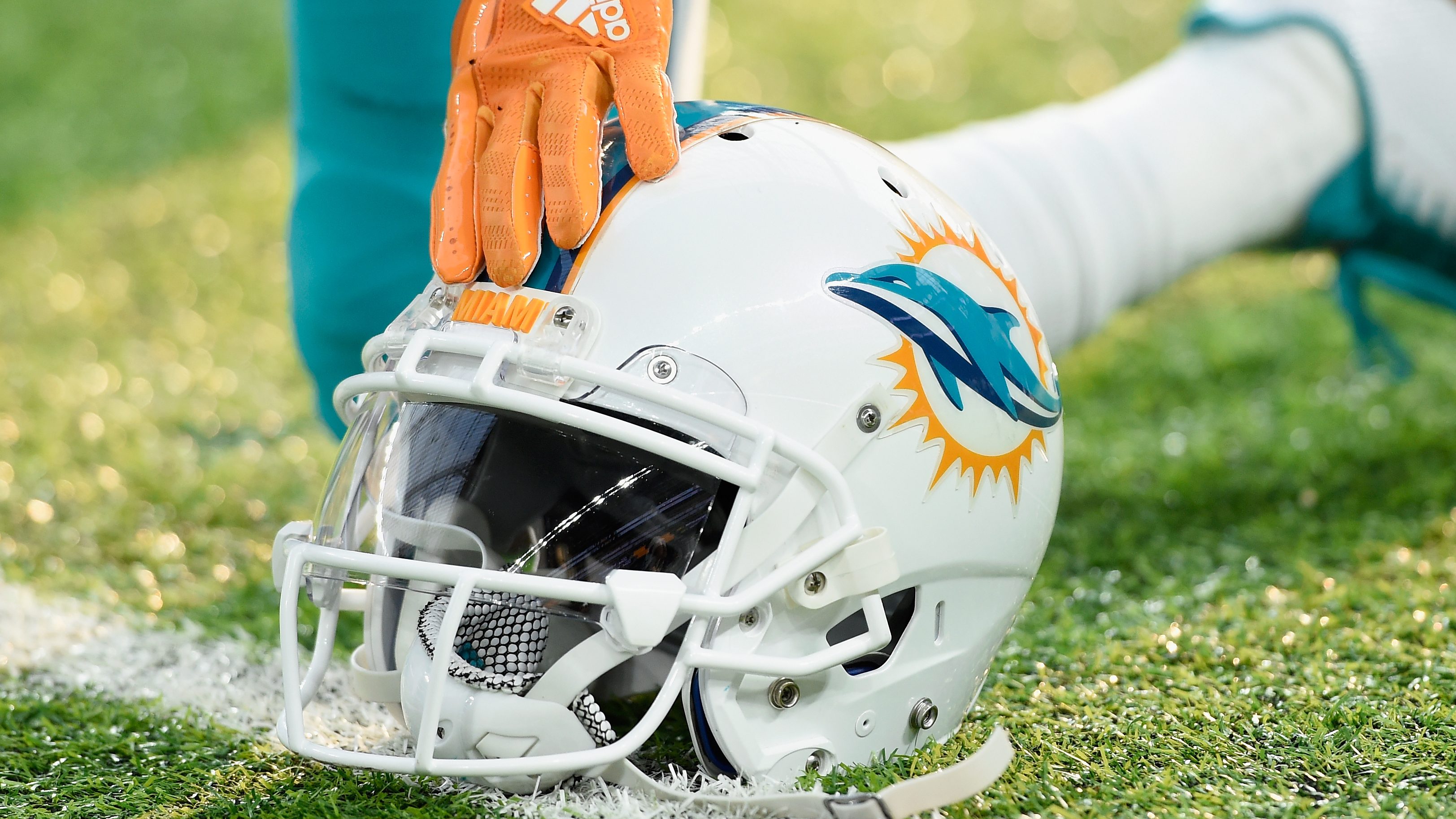 Former Dolphins All-Pro receiver announces retirement