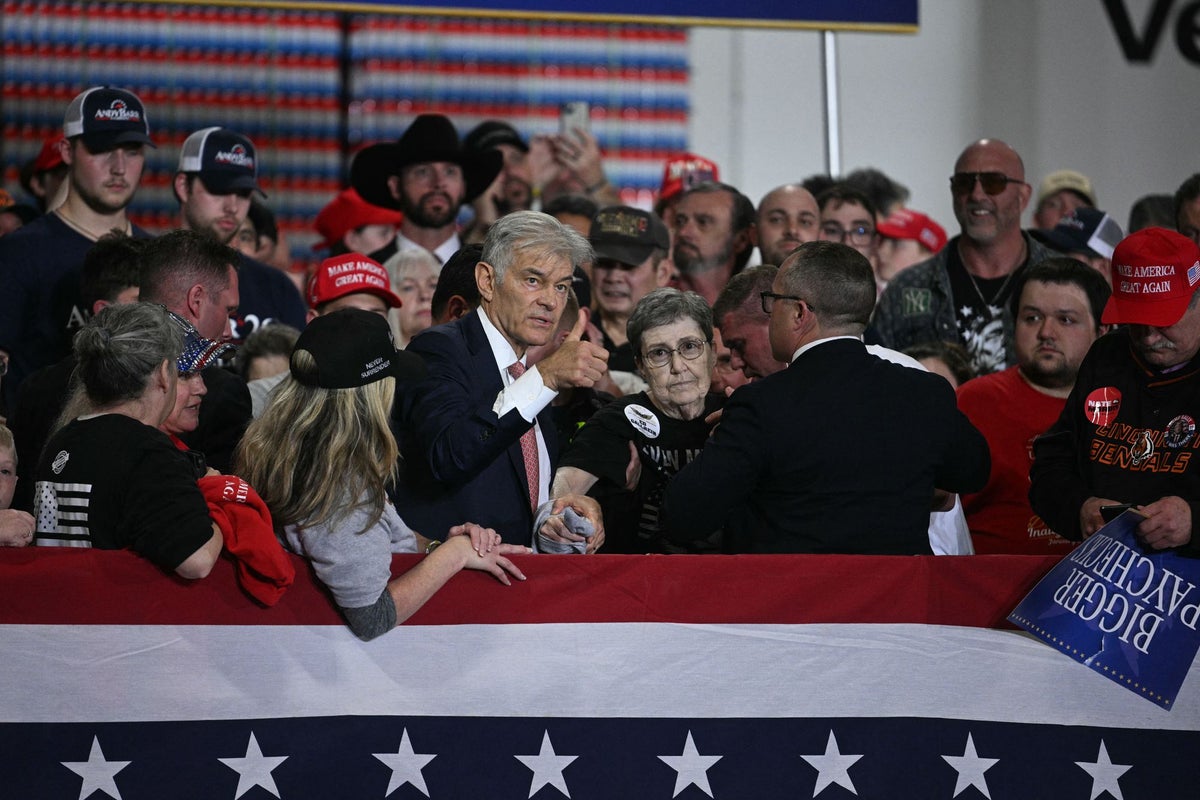 Dr. Oz steps in to help woman who collapsed during Trump rally