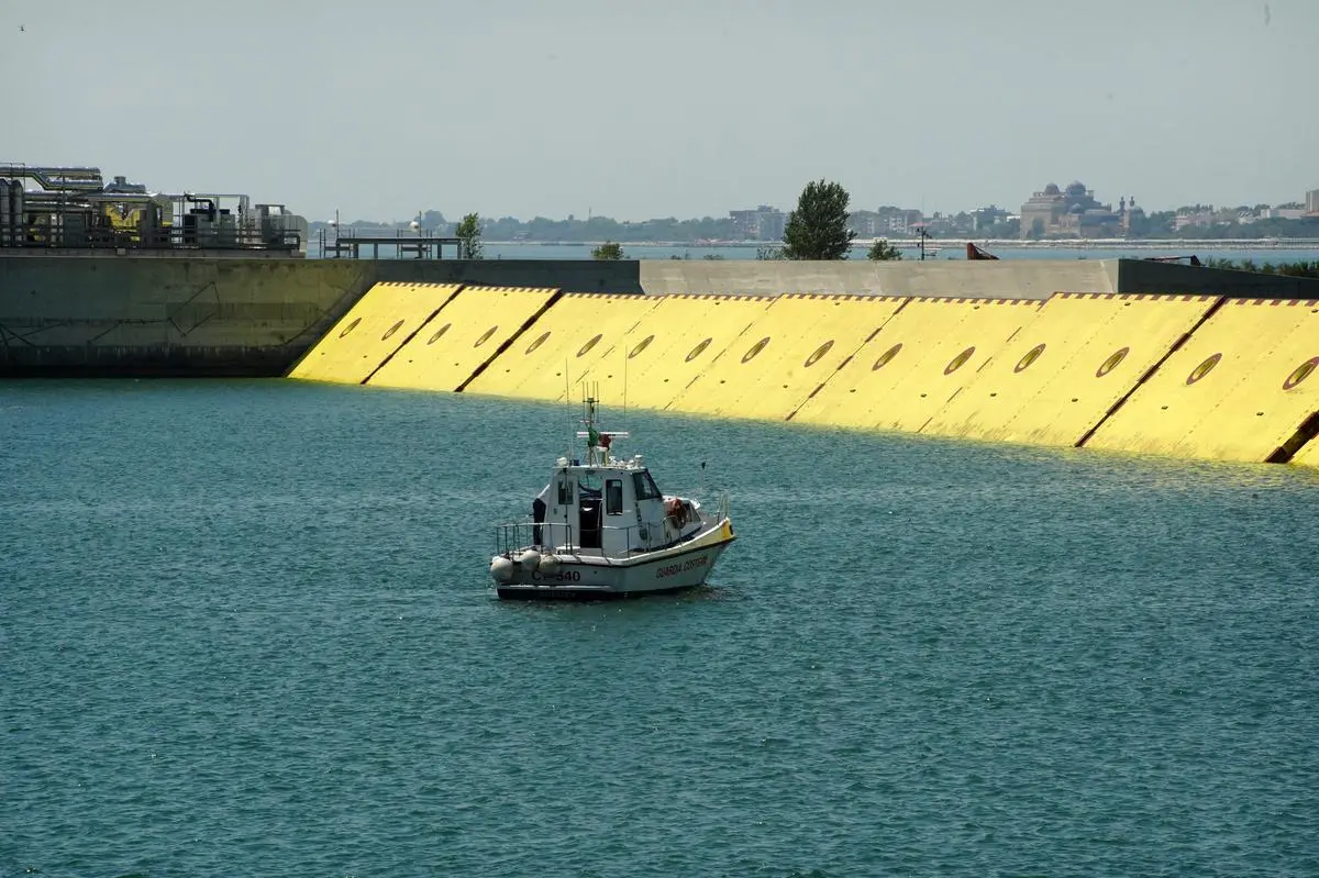 Bando tipo per i balneari. Il Mose allo stato. Il Ponte? Si tira dritto