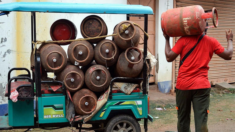 LPG crisis: Hostels in Tamil Nadu cut down on meals; classes cancelled