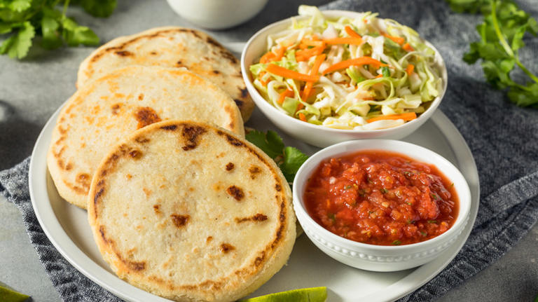 How to plate and serve pupusas
