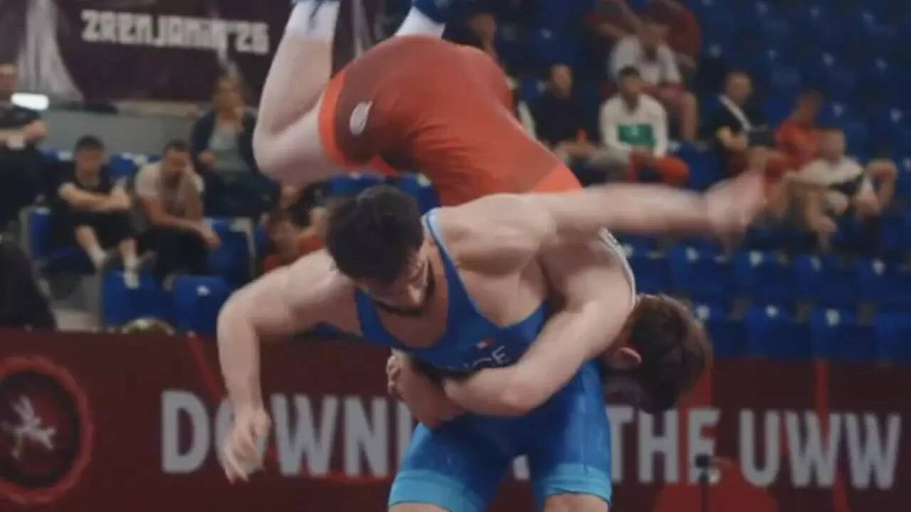 Russian wrestler Bozigit Islamgereev produces jaw-dropping flying ...