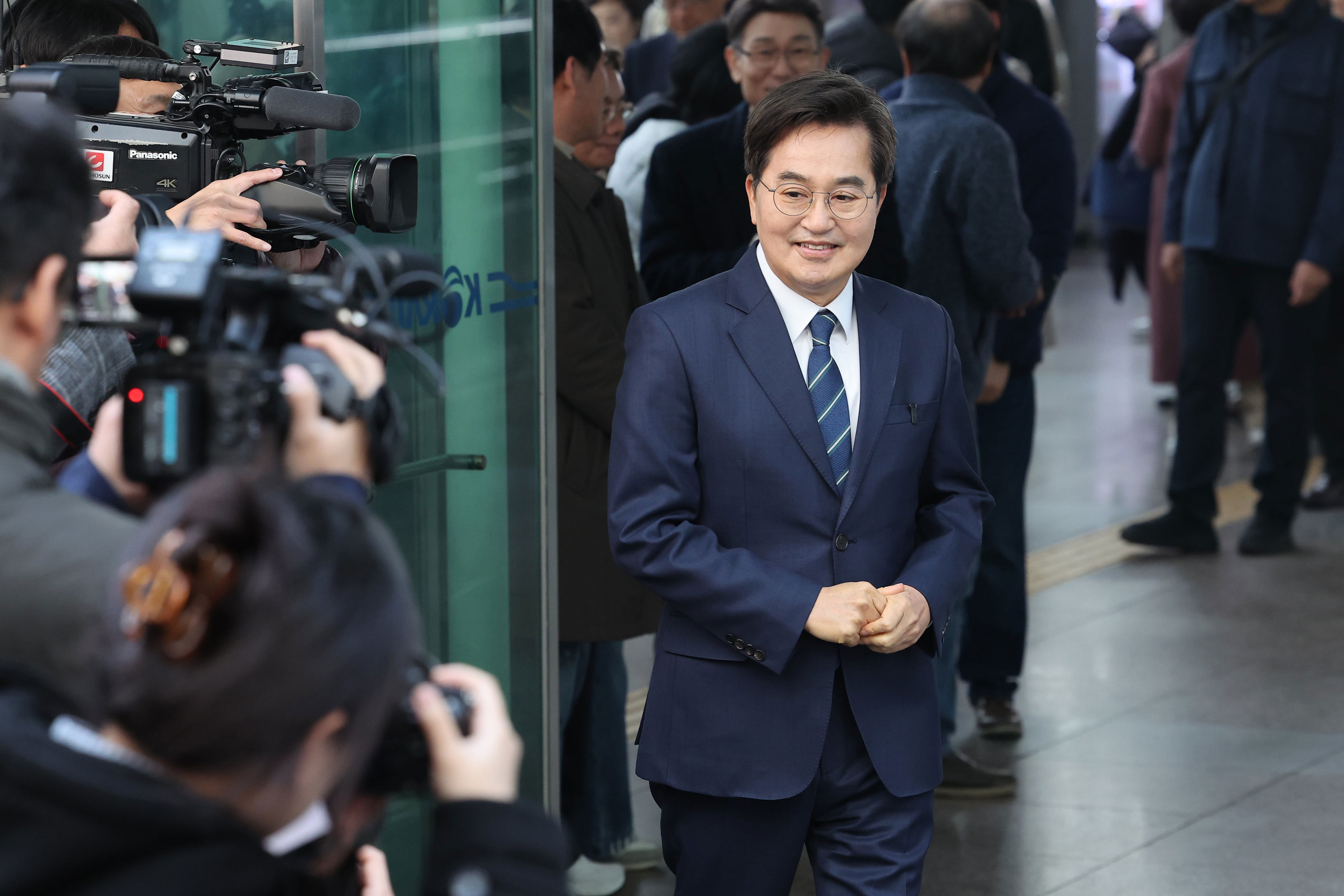 Gyeonggi governor Kim backs Lee's policies in re-election bid