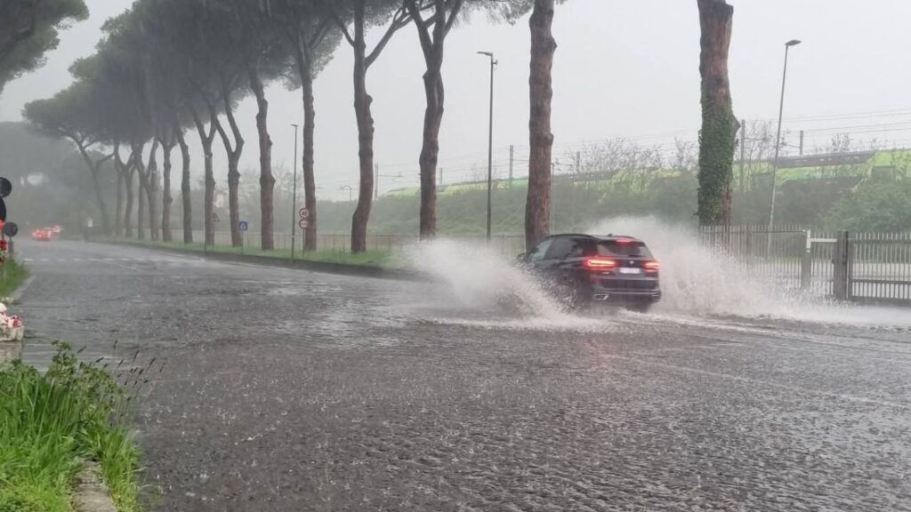 Grandine sul litorale e bomba d’acqua su Roma: maltempo per una coda ...