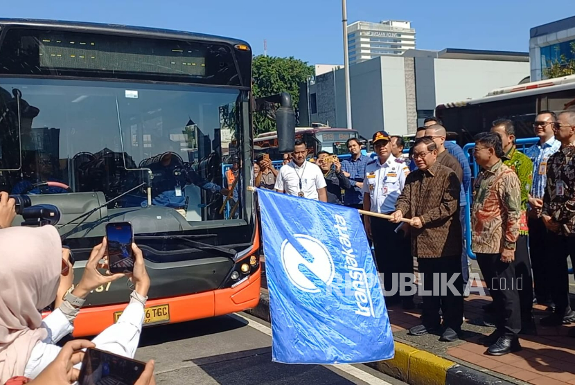 Bus Transjabodetabek Blok M-Soetta dilengkapi tempat koper