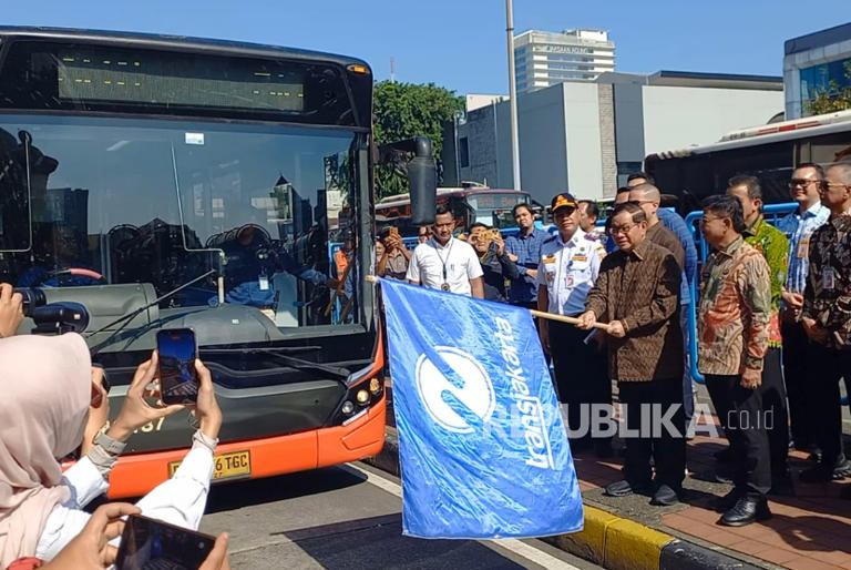 Bus Transjabodetabek Blok M-Soetta dilengkapi tempat koper