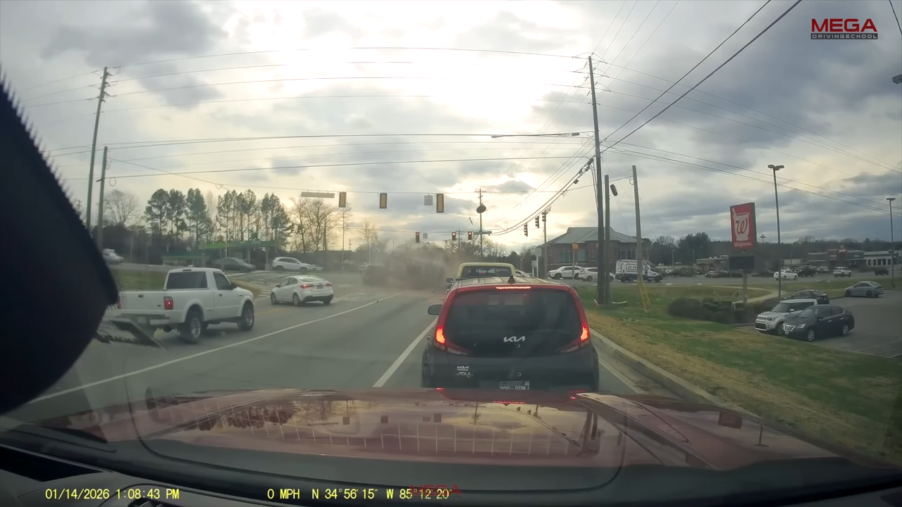How one fast turn made the car lift… and everyone froze