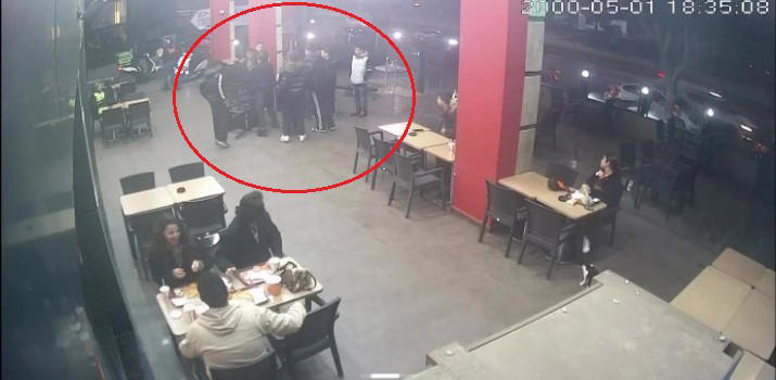 Hiç tanımadıkları genci "Neden bakıyorsun" diye darp edip burnunu kırdılar