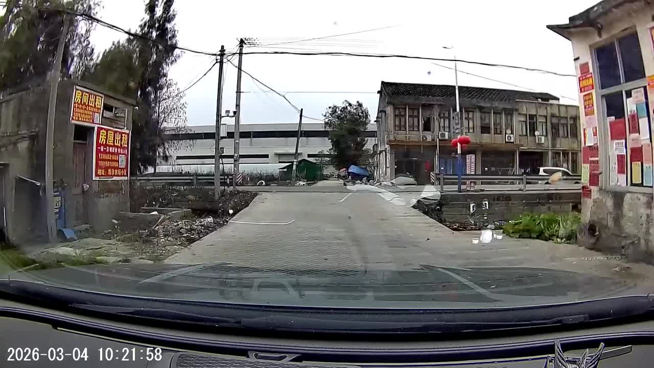Electric bike suddenly falls sideways at crossing in Zhejiang, China