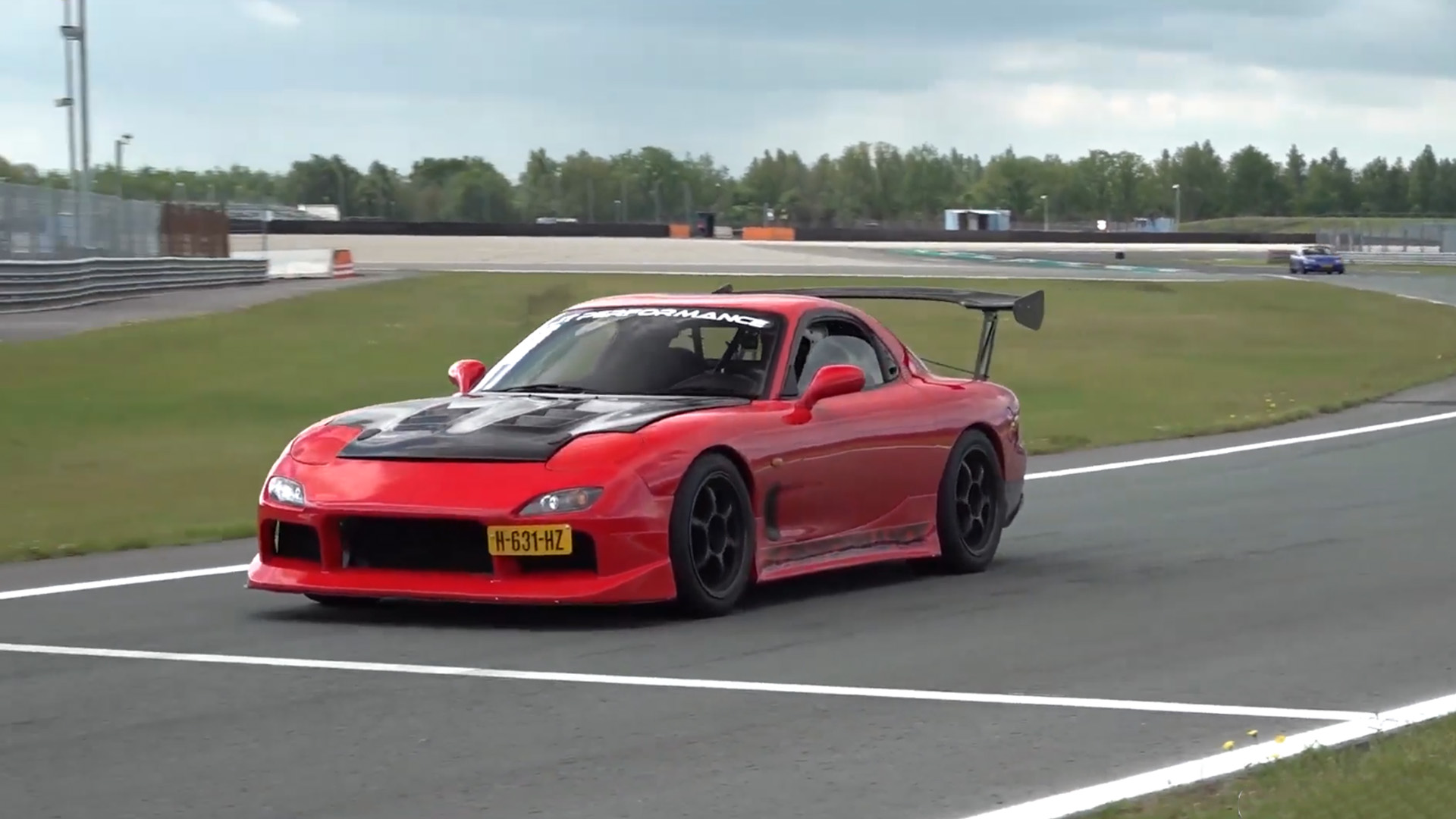 Mazda RX7 track build versnelt krachtig op het circuit