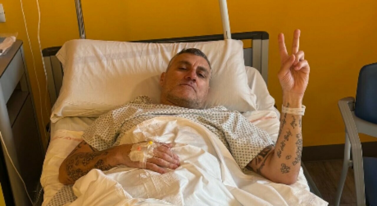Bobo Vieri in ospedale, l'operazione e la foto dal lettino: «E anche ...