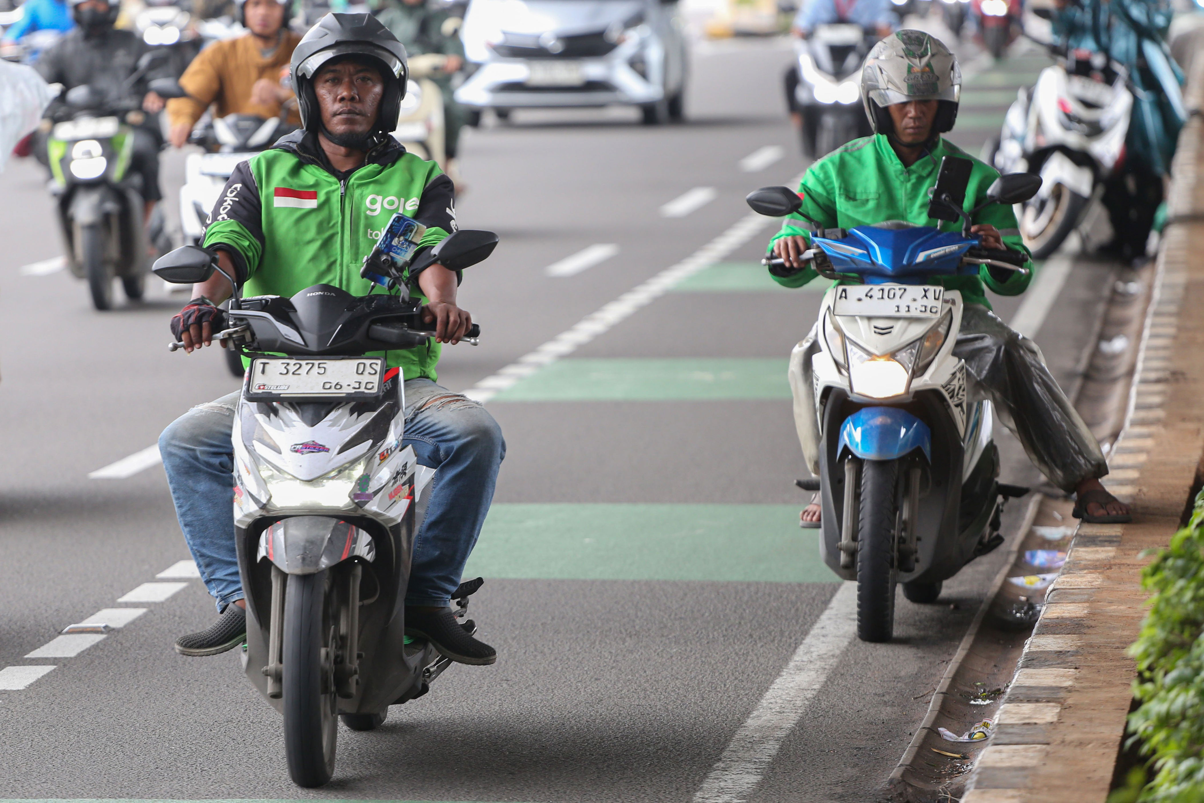 Grab dan GoTo Gojek disebut kuasai pasar ojol, LPEM UI soroti peran ...