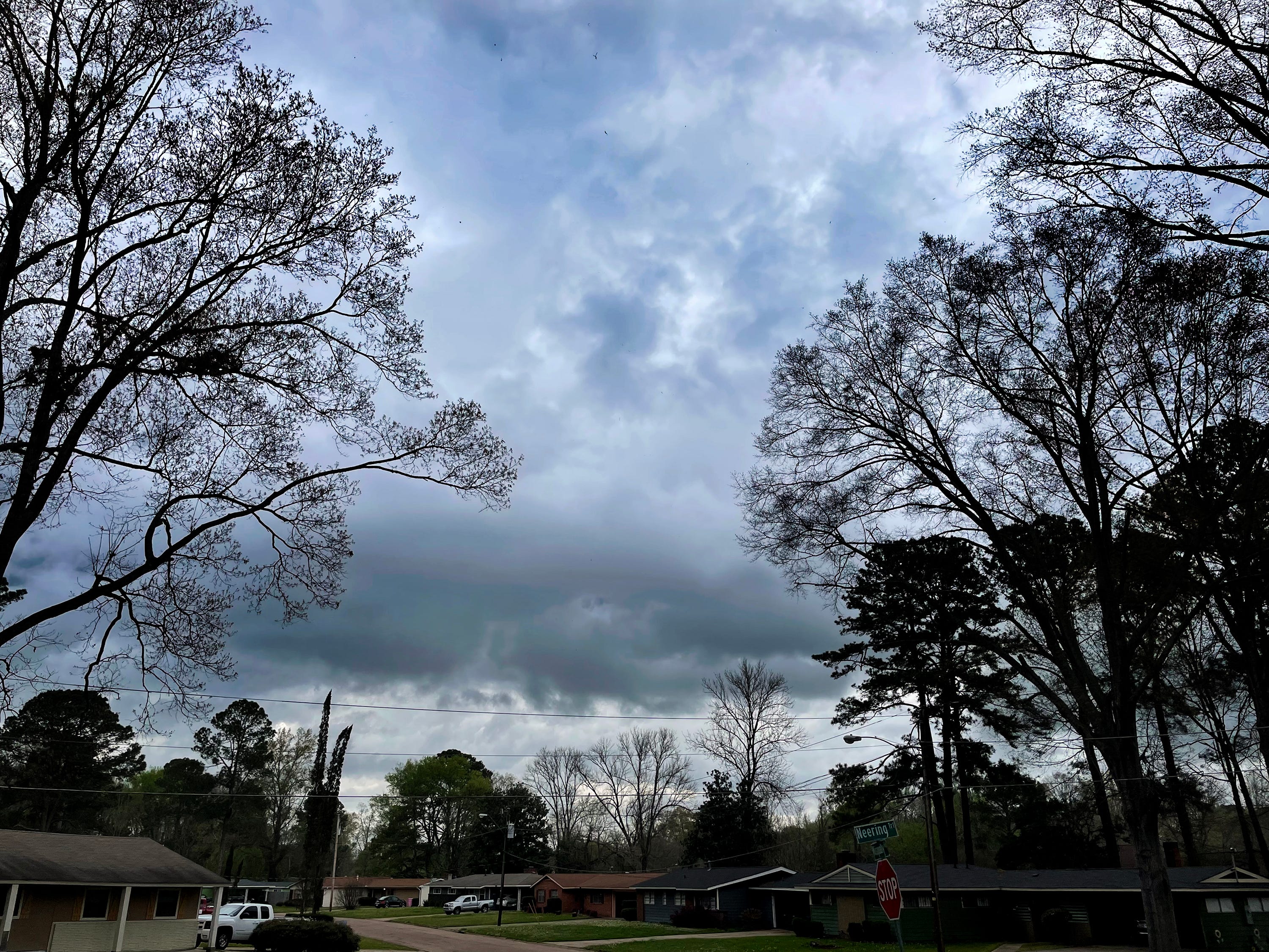 One dead, thousands without power in Mississippi, possible snow ahead