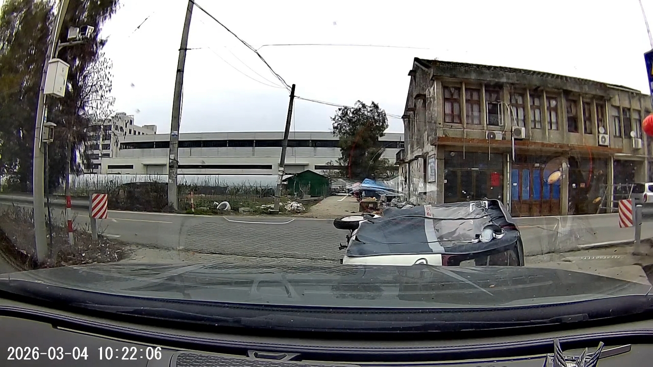 Electric bike suddenly falls sideways at crossing in Zhejiang, China