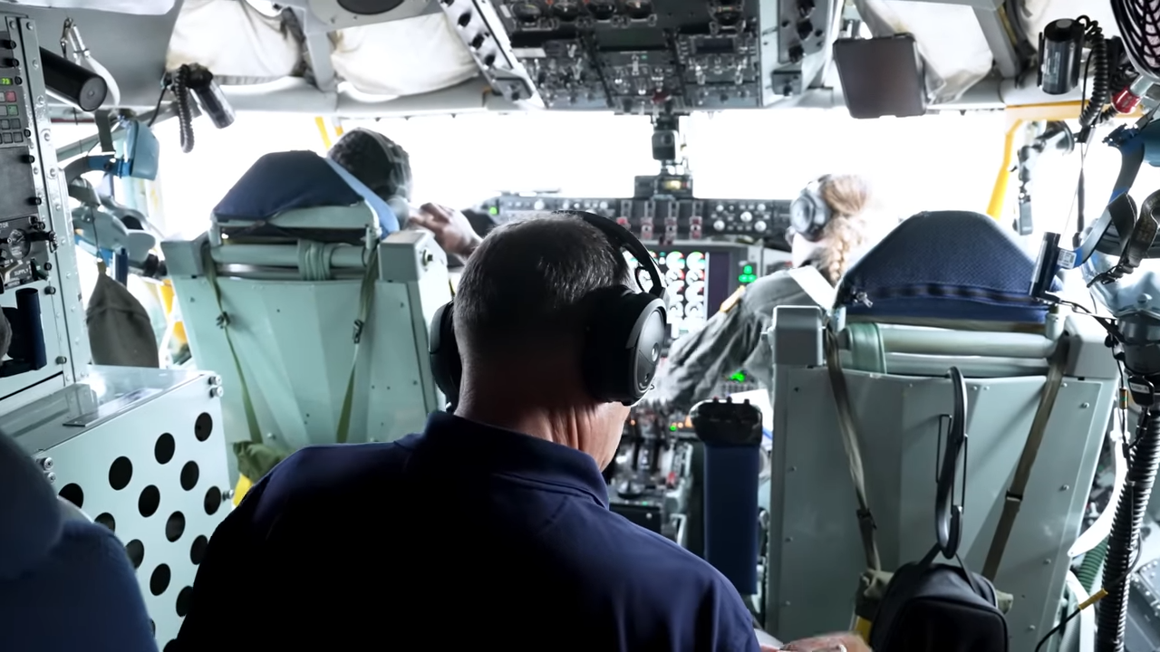 Watch the flying gas station of the US Air Force in action