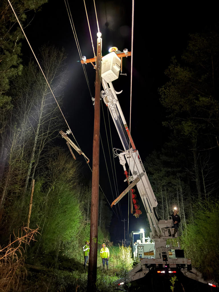 One dead, thousands without power in Mississippi, possible snow ahead