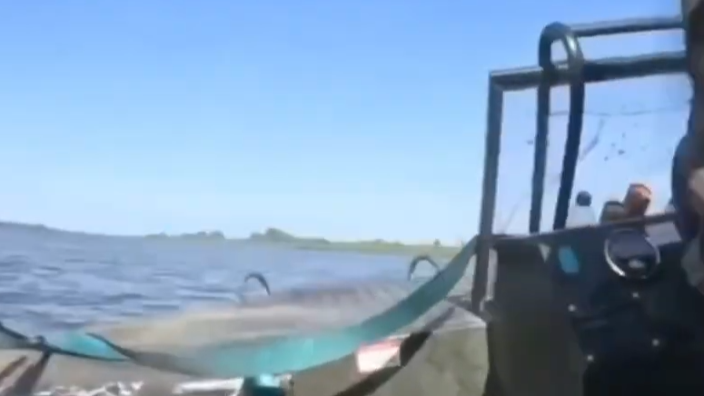 Real combat footage from Ukraine as drones obliterate a Russian boat in ...