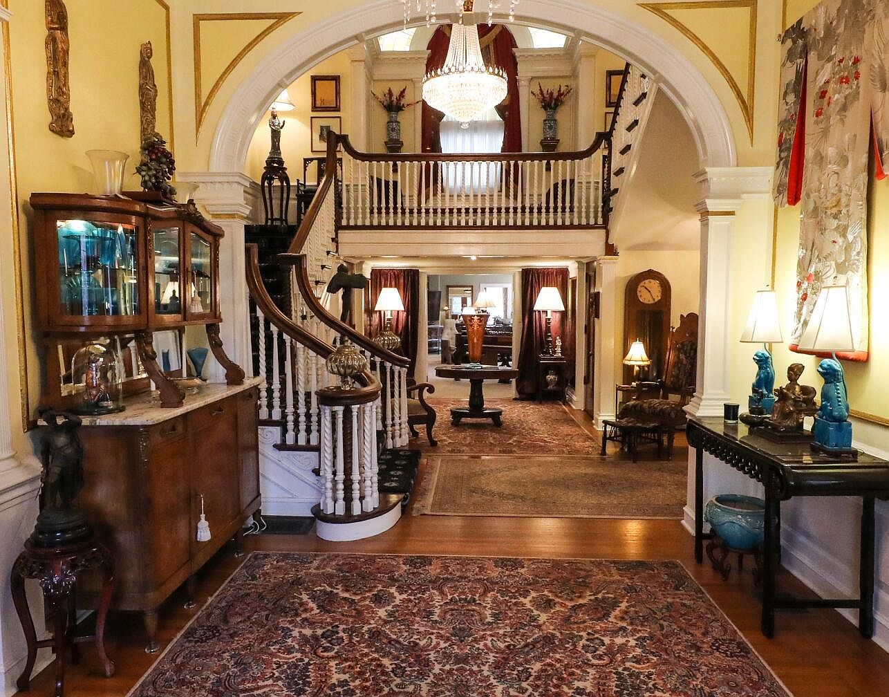 Grand 1900 Victorian mansion in Louisville, Kentucky, showcasing Beaux ...