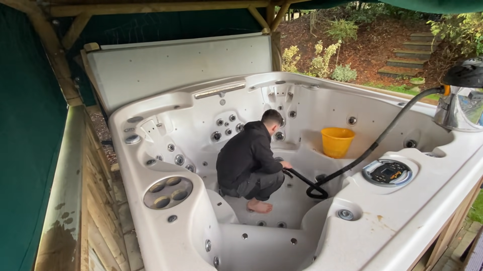 Why most people clean their hot tub the wrong way - the right way