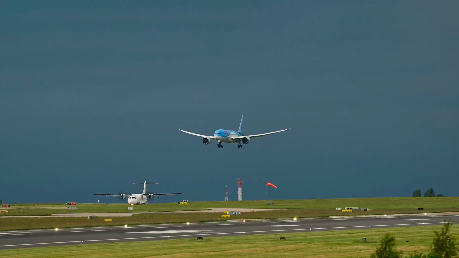Boeing 787 wings flex during landing
