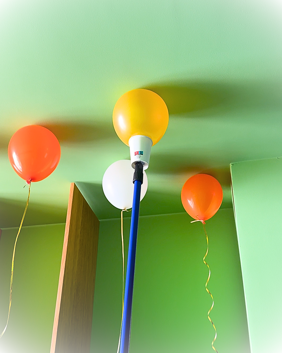 Ceiling balloon trick for party decor🎈