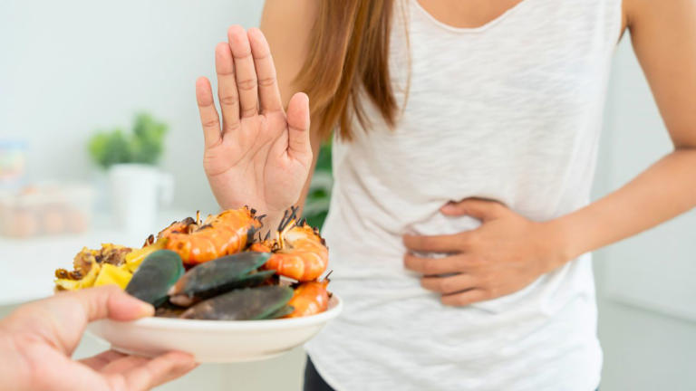 Boyfriend booked a seafood apology date despite her allergy, then fumed ...