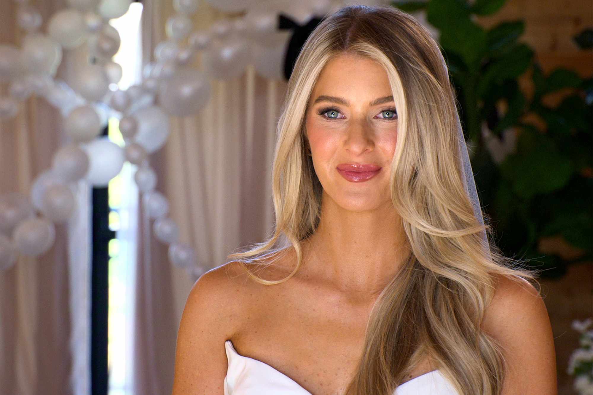 'Love Is Blind's Ashley defends her dad after fans suggest she's ...