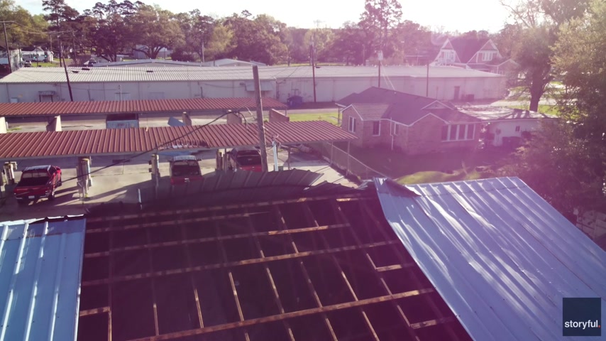 Storm rips roof from Louisiana building