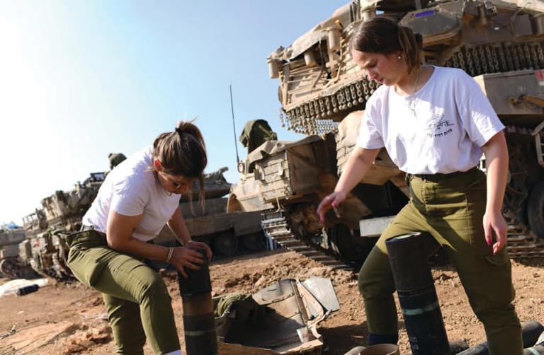 Female IDF soldiers barred from entering base on religious grounds