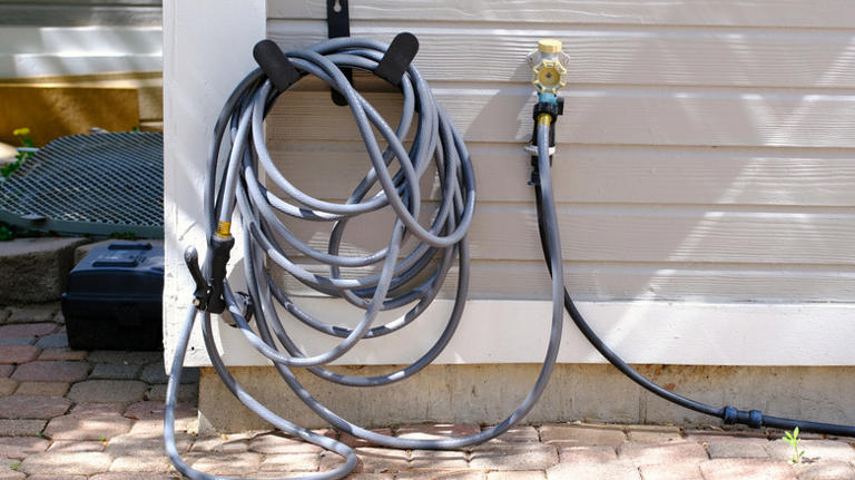 Say goodbye to garden hose clutter: This DIY turns it into the cutest ...