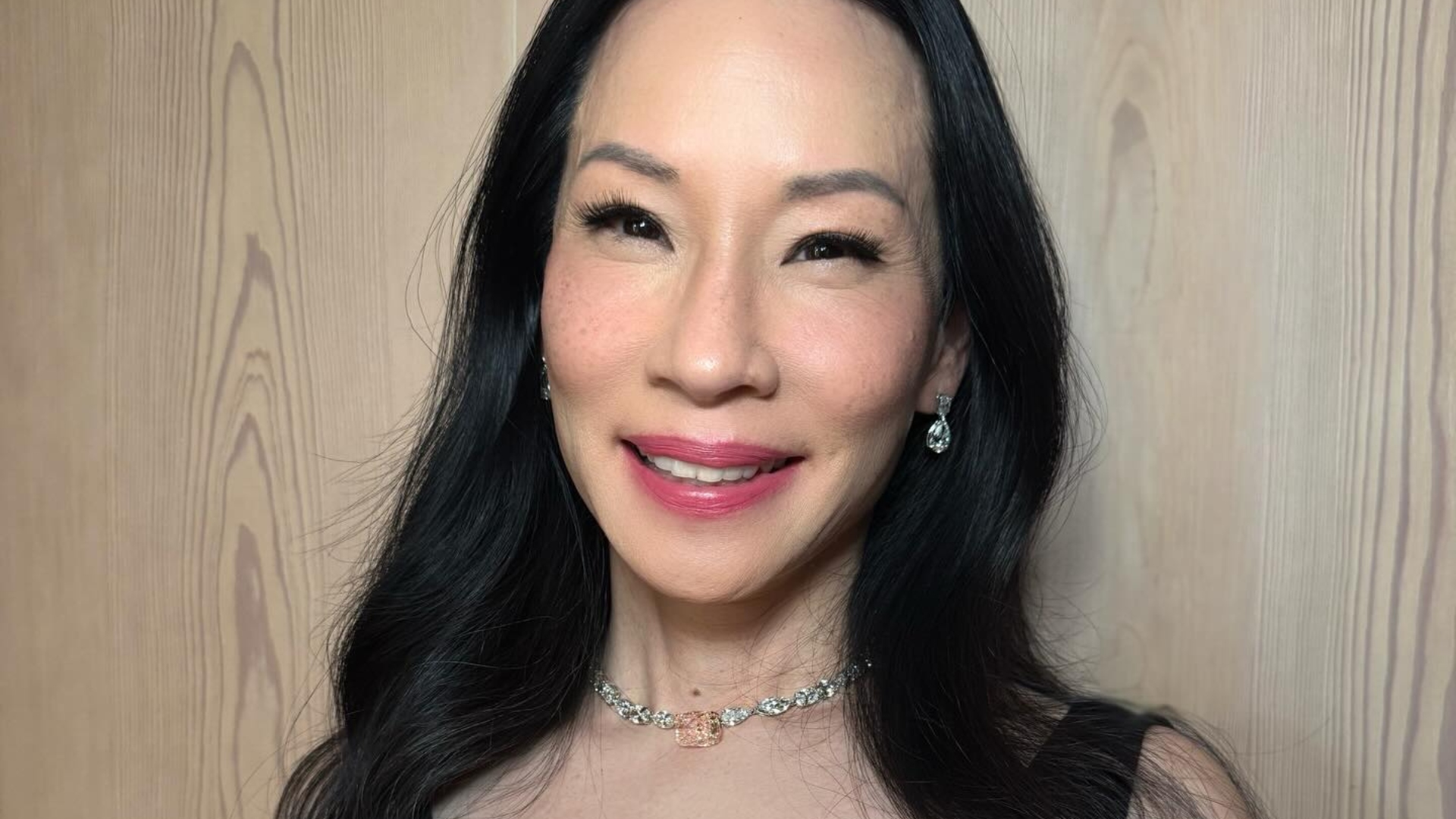In einem mit Kristallen besetzten Kleid zieht Lucy Liu alle Blicke auf sich