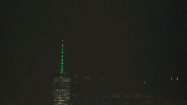 Bolt of lightning hits One World Trade Center spire