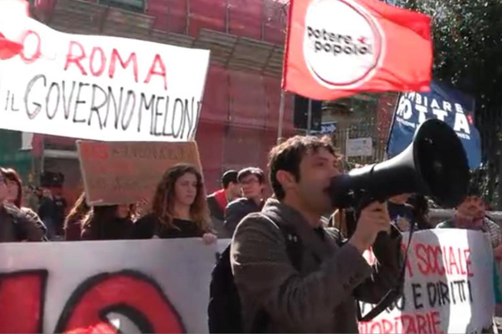 Teatro Parenti e referendum giustizia: fuori manifestanti con slogan ...