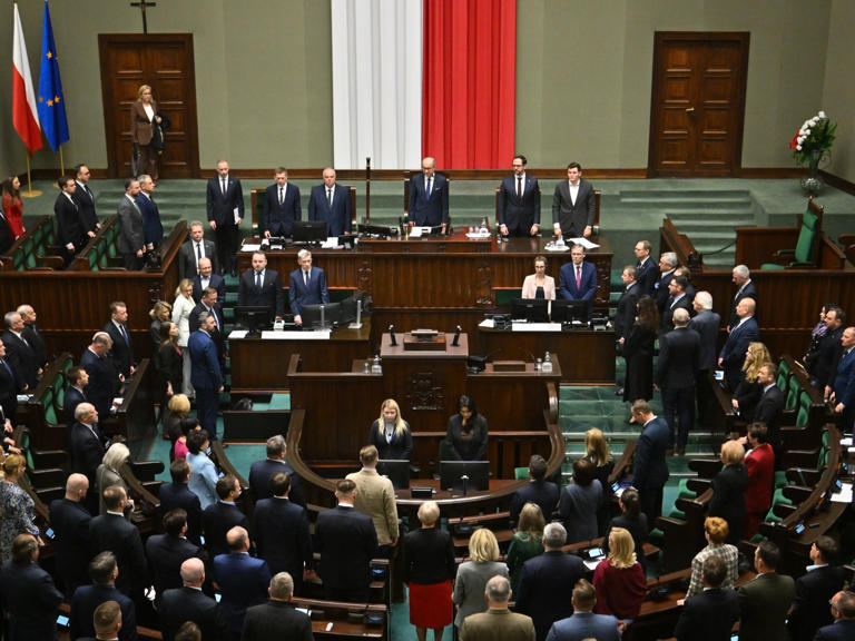 PiS rośnie, Konfederacja i Korona idą łeb w łeb. Nowy sondaż partyjny