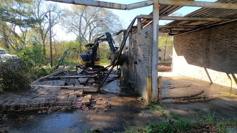 Vacant Scotlandville car wash demolished as councilman tackles blight