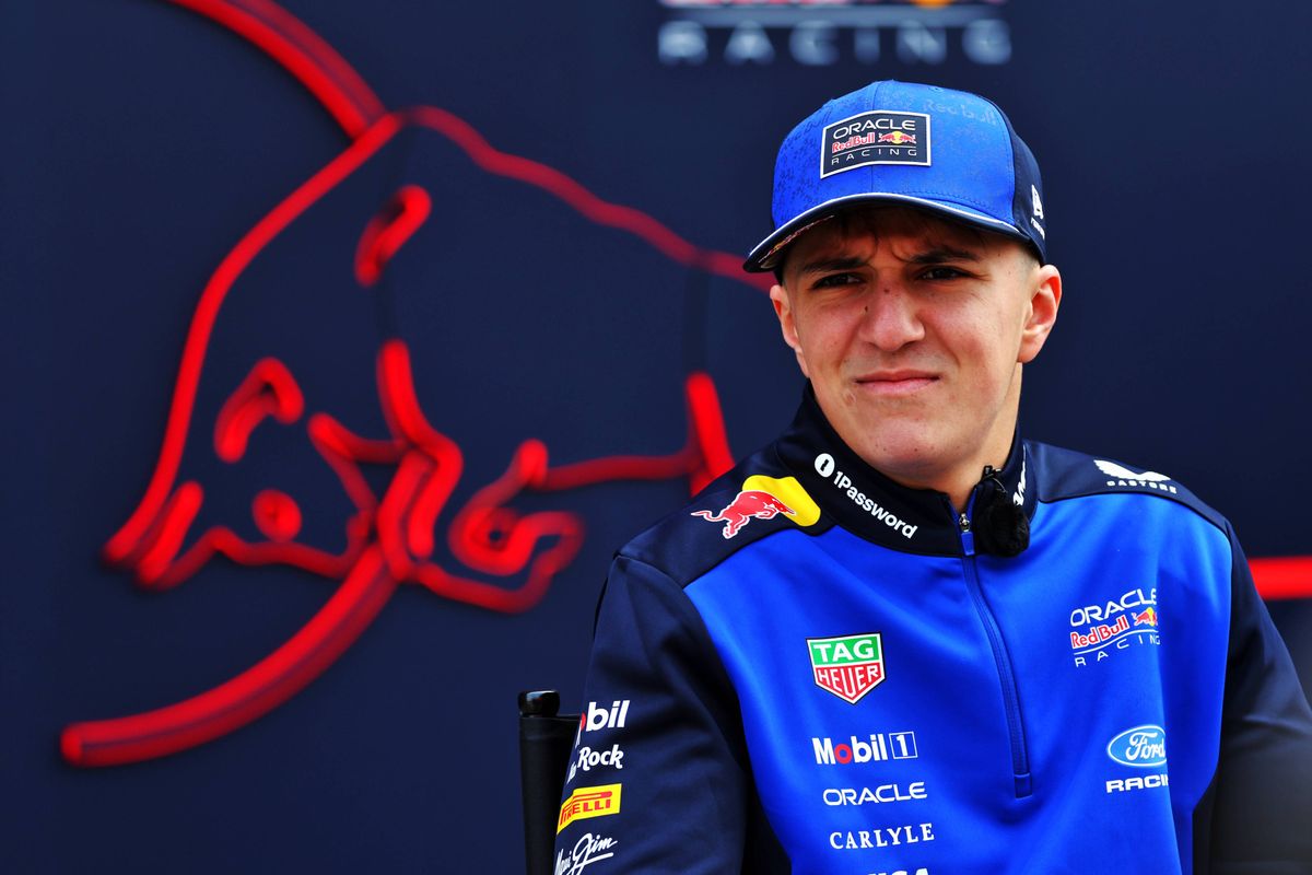 Hadjar reageert droog op FIA-uitspraak: "Ik keek of wij de eerste zes ...