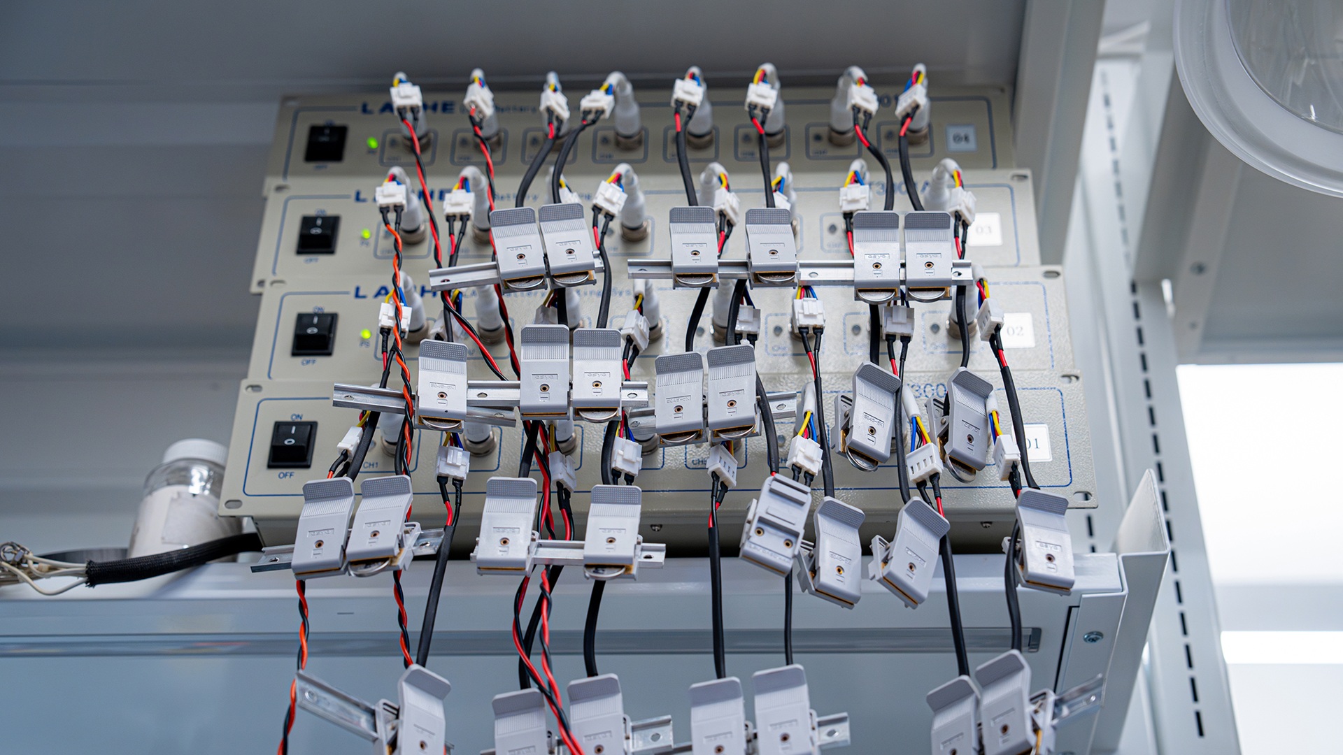 What’s holding back lithium-ion batteries? Scientists reveal thorn-like ...