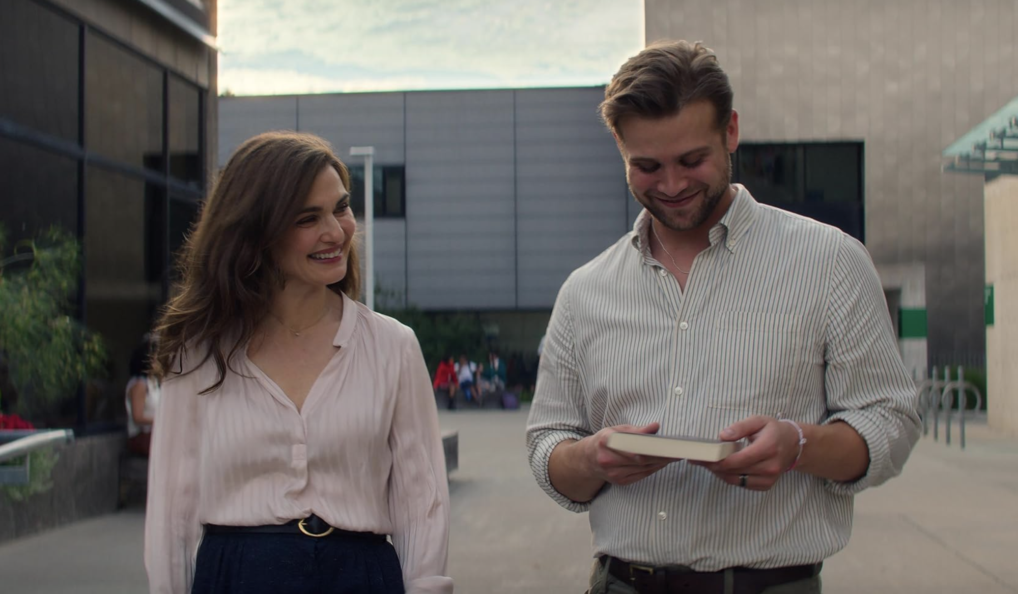 Rachel Weisz is unhinged and unforgettable in Netflix’s new dark comedy ...