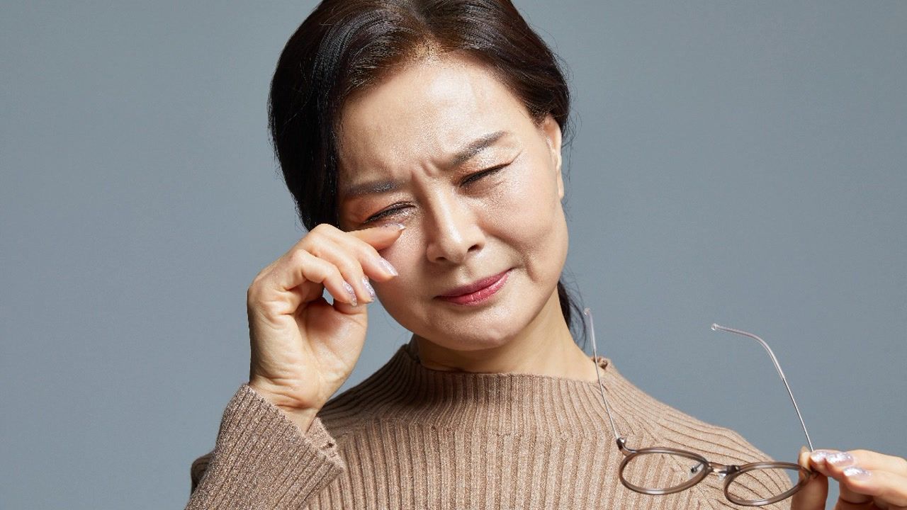 Sneaky causes of ingrown eyelashes (is your lash serum to blame?)
