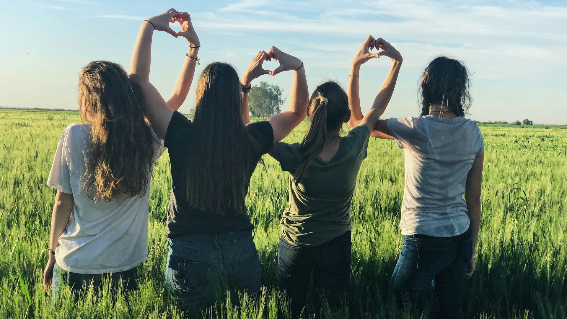 10 friendship red flags adults ignore & 10 green flags that actually matter